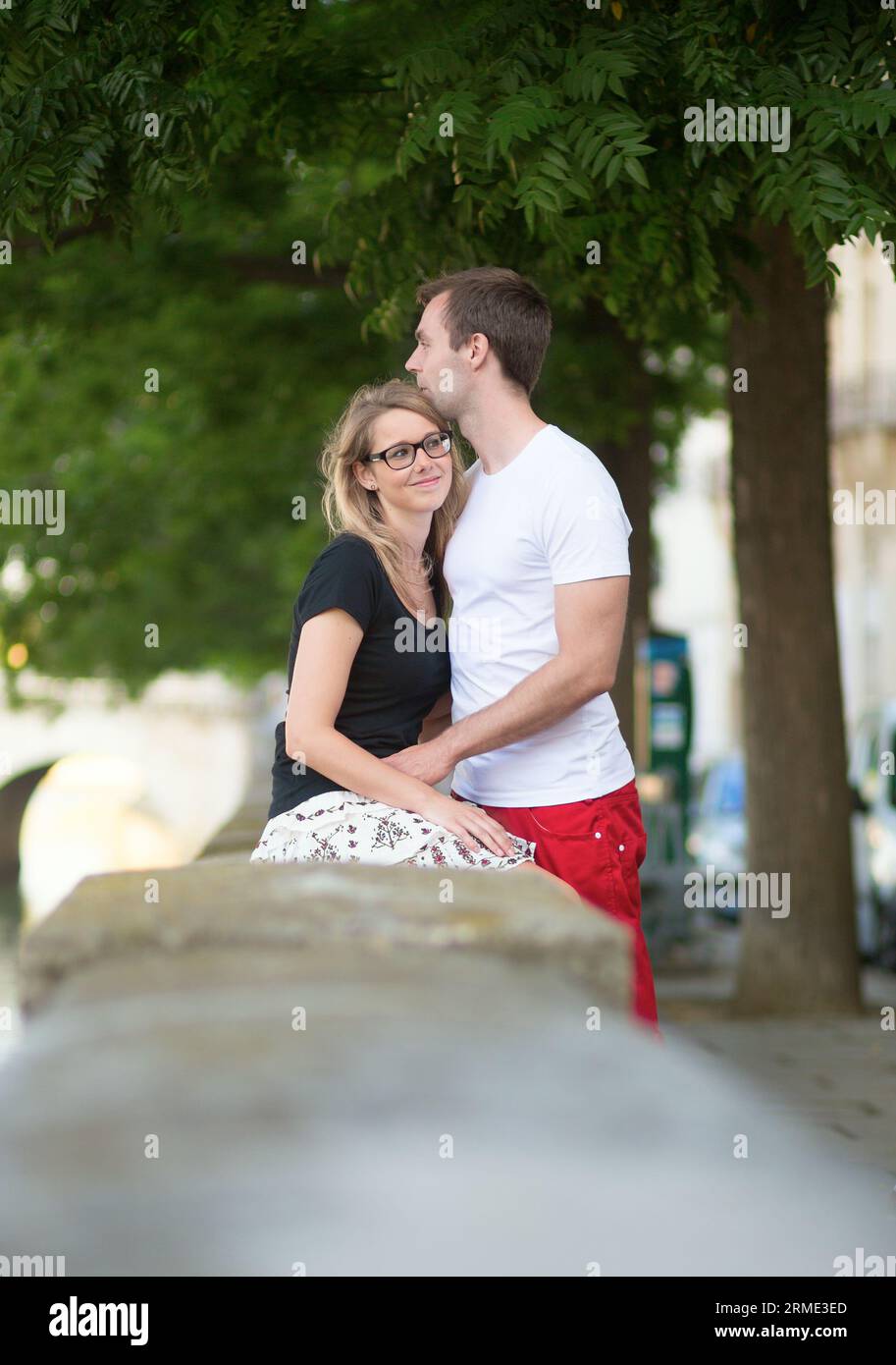 Black and white urban paris couple hi-res stock photography and images ...