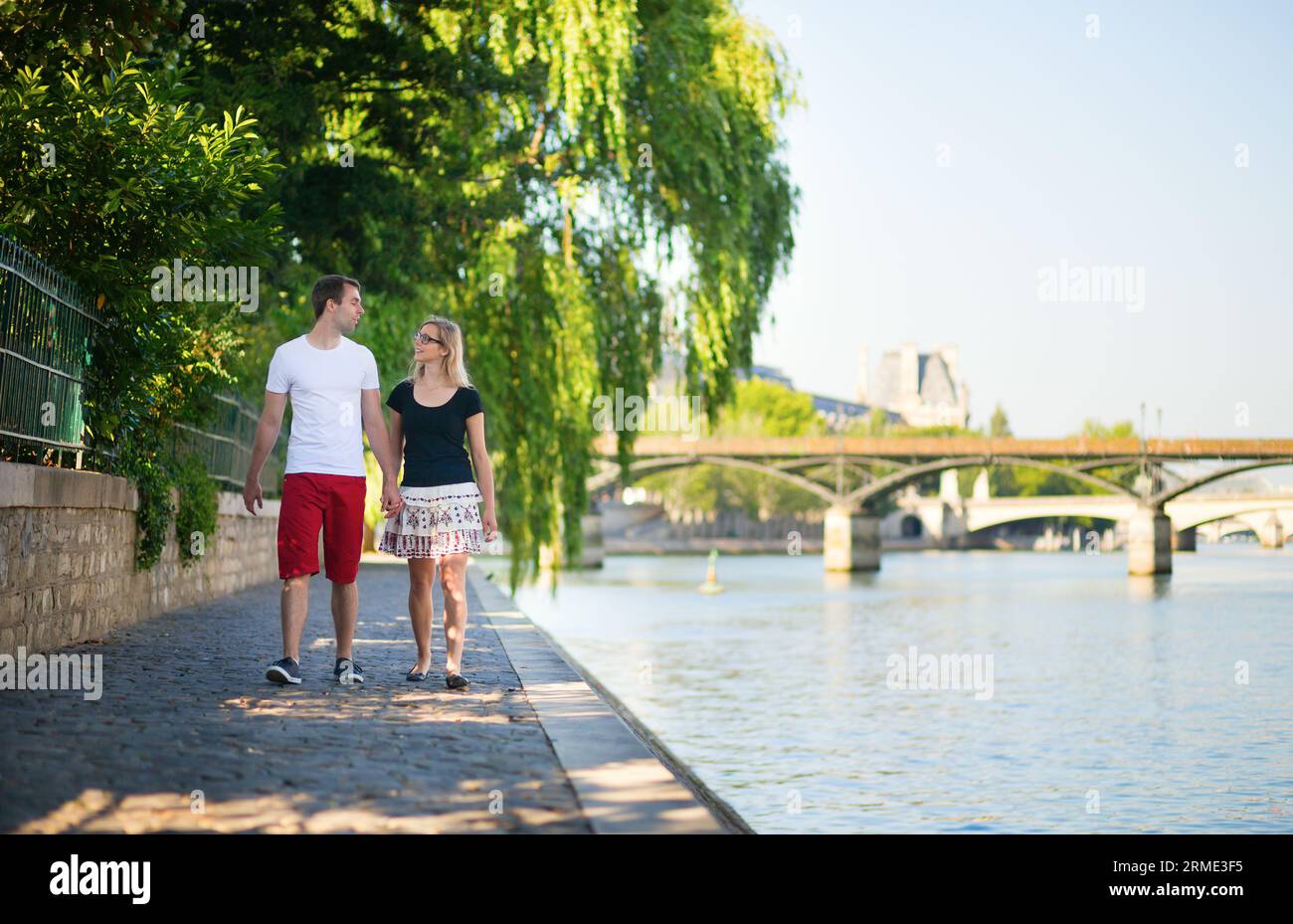 Black and white urban paris couple hi-res stock photography and images ...