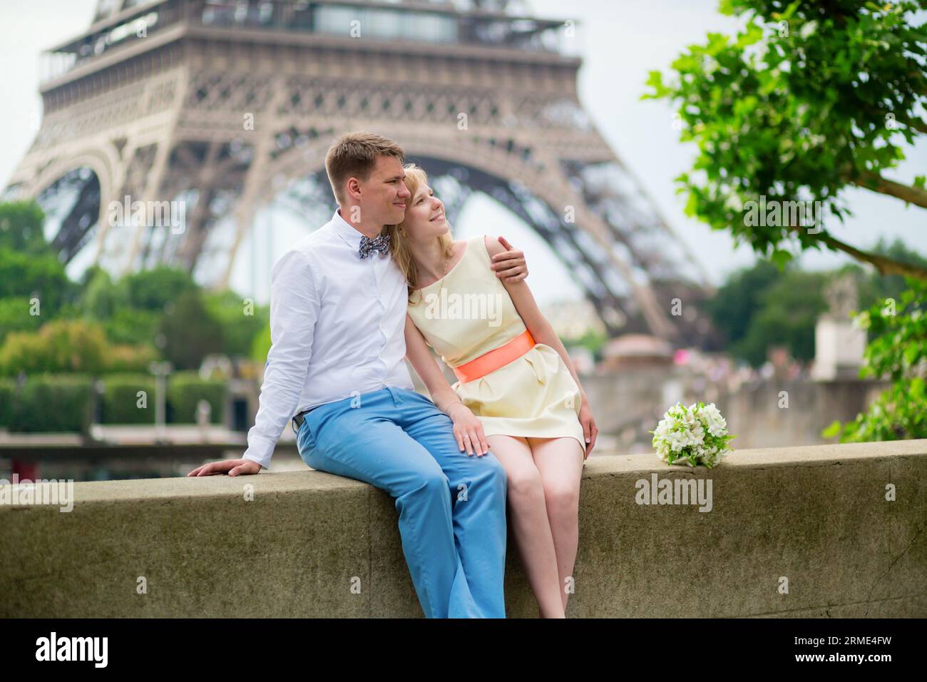 Just married couple hugging near the Eiffel tower in Paris Stock Photo ...