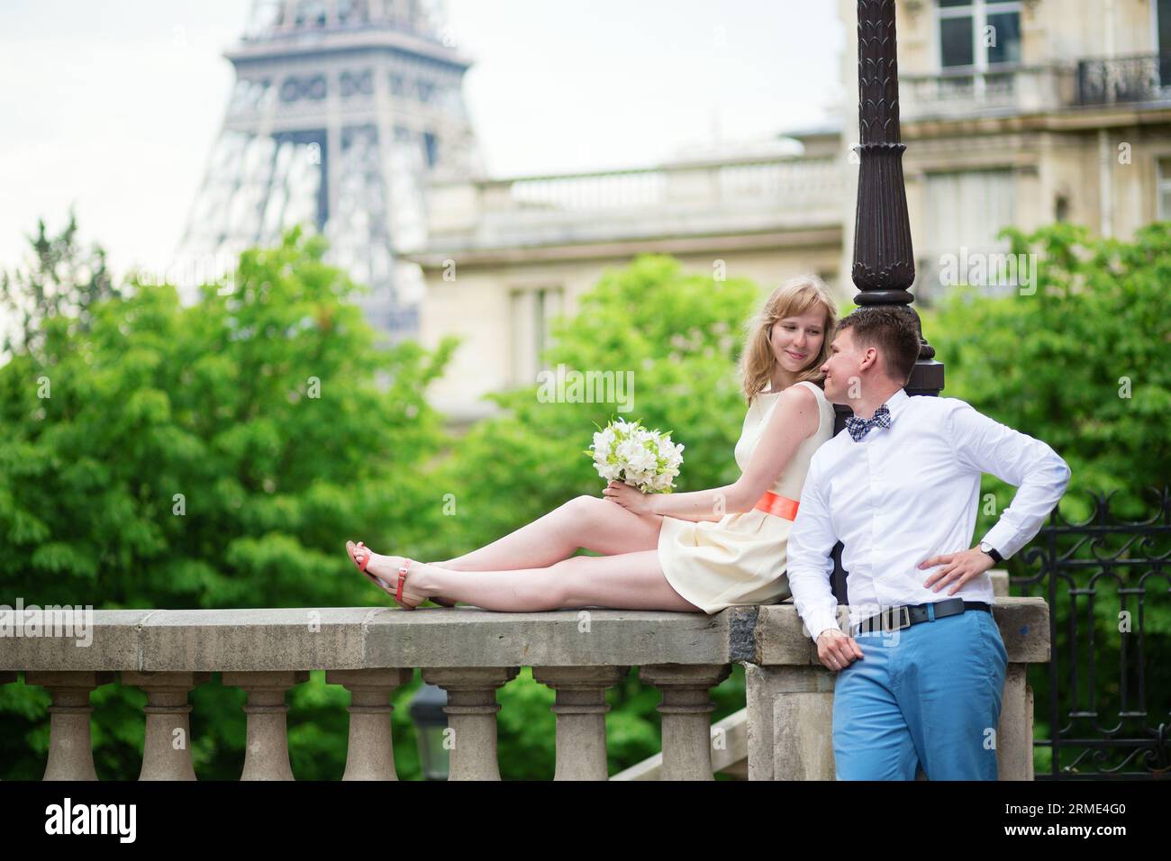 Married couple in eiffel hi-res stock photography and images - Alamy