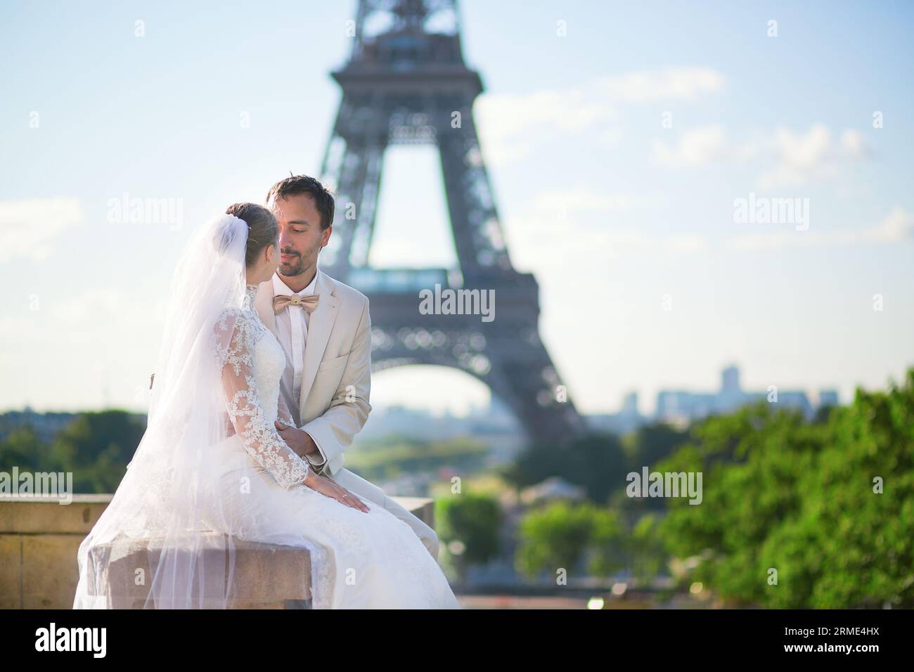 Beautiful just married couple in Paris near the Eiffel tower Stock ...