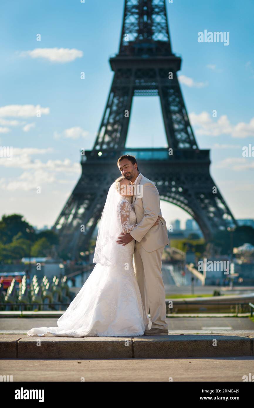 Beautiful just married couple in Paris near the Eiffel tower Stock ...