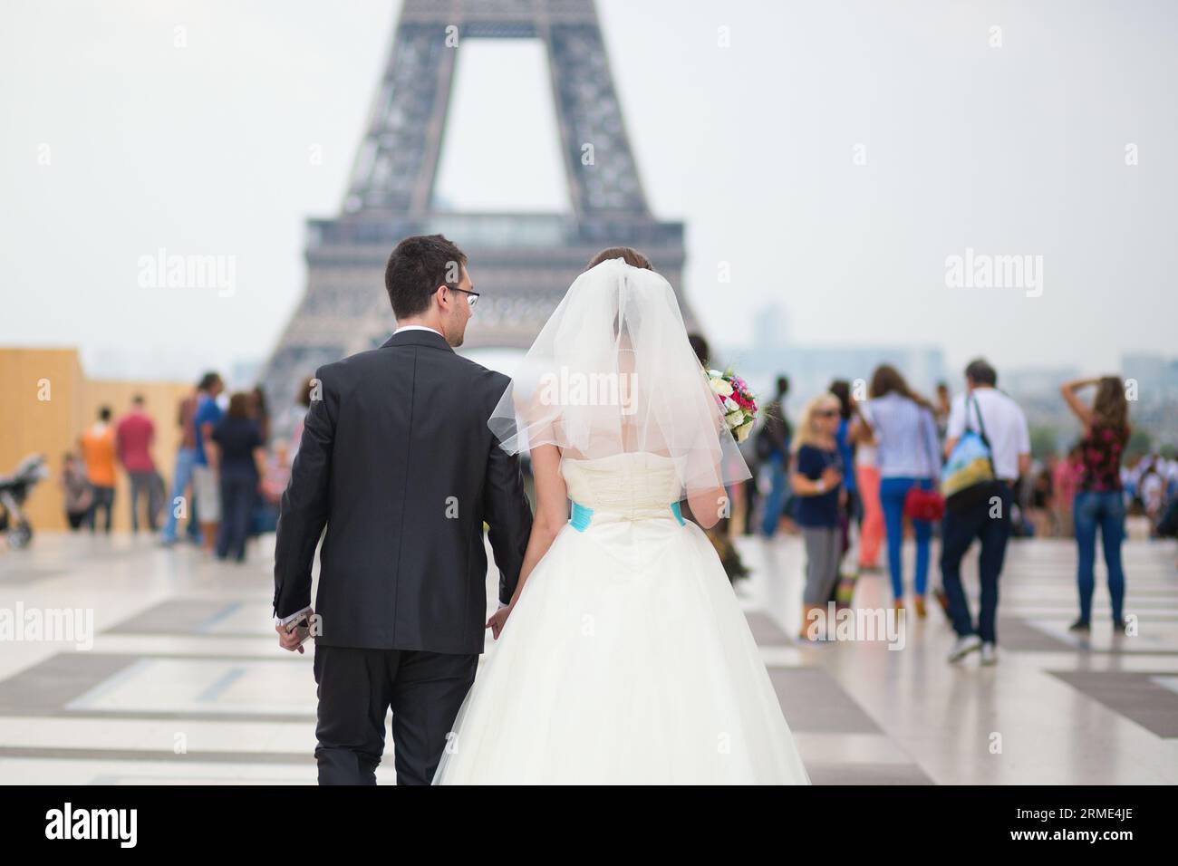 Married couple in eiffel hi-res stock photography and images - Alamy