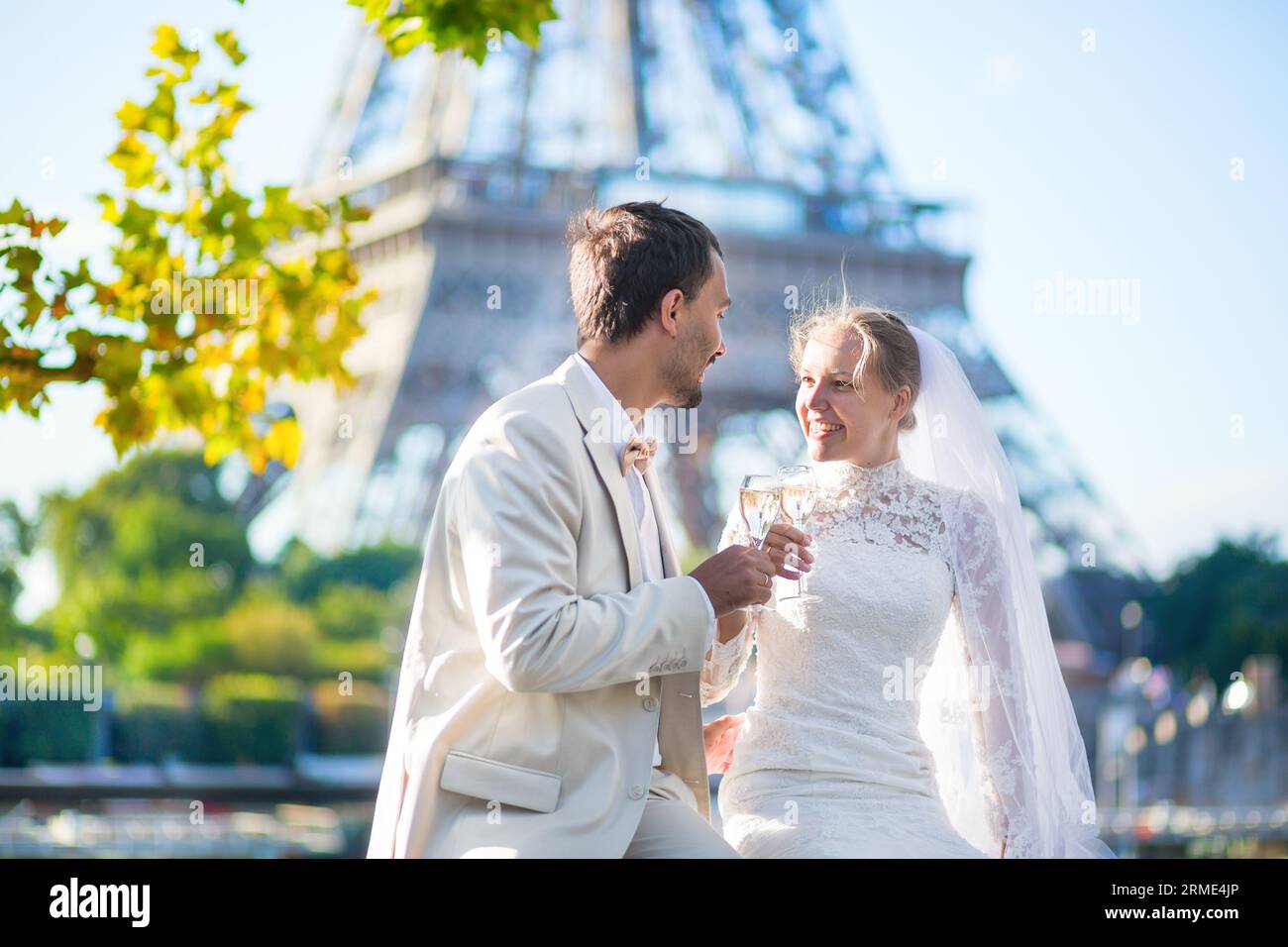 Beautiful just married couple in Paris near the Eiffel tower Stock ...