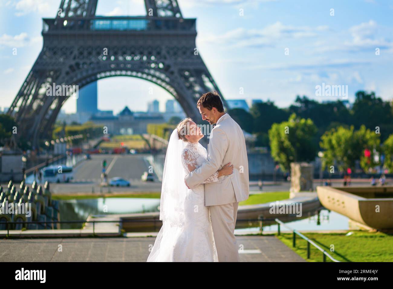 Beautiful just married couple in Paris near the Eiffel tower Stock ...