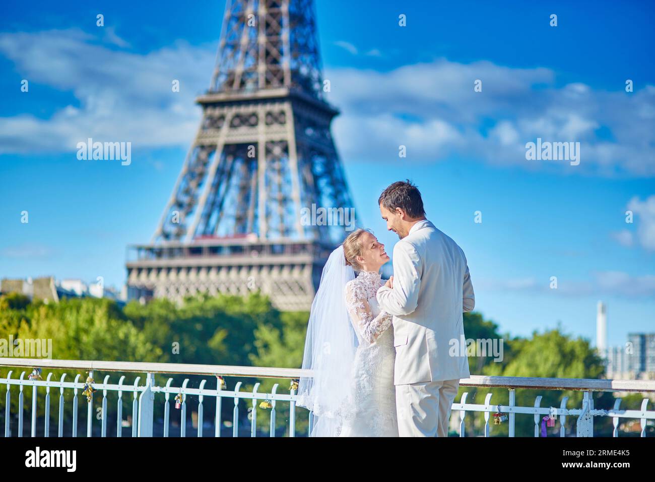 Beautiful just married couple in Paris near the Eiffel tower in Paris ...