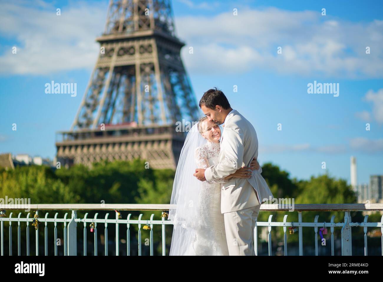 Beautiful just married couple in Paris, near the Eiffel tower Stock ...