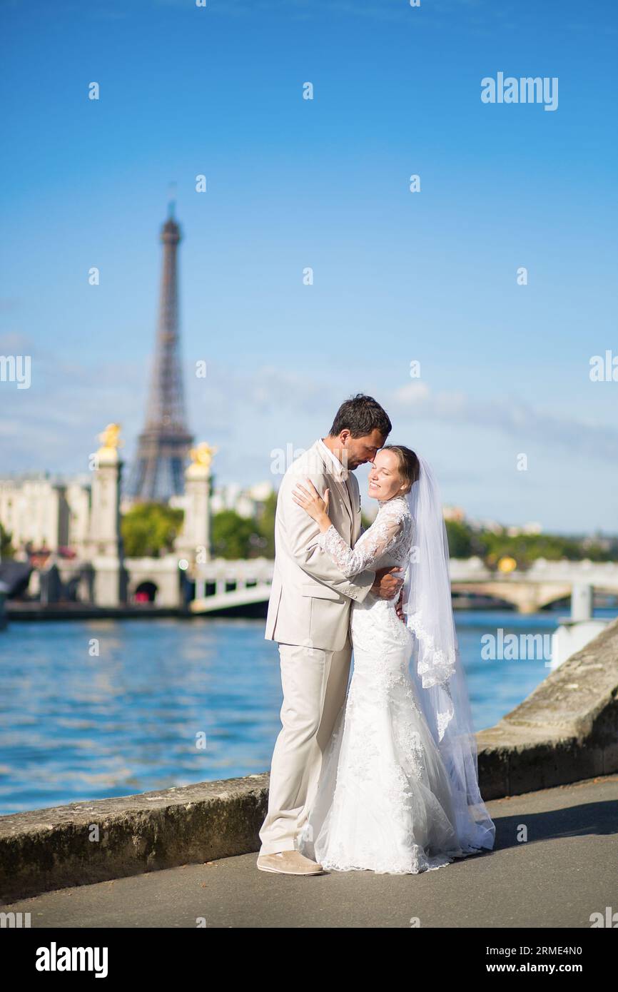 Beautiful just married couple in Paris, near the Eiffel tower Stock ...