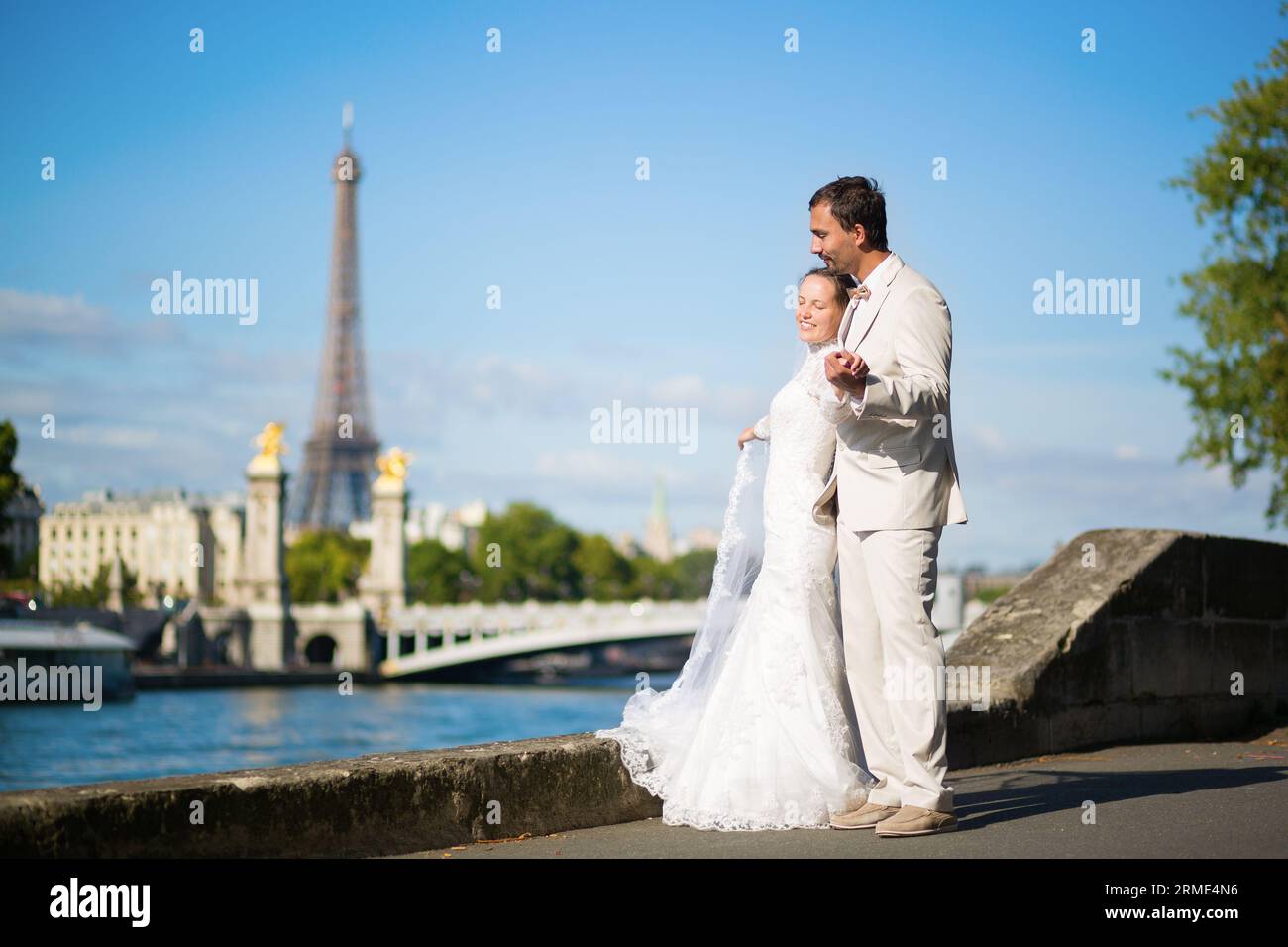 Beautiful just married couple in Paris near the Eiffel tower Stock ...