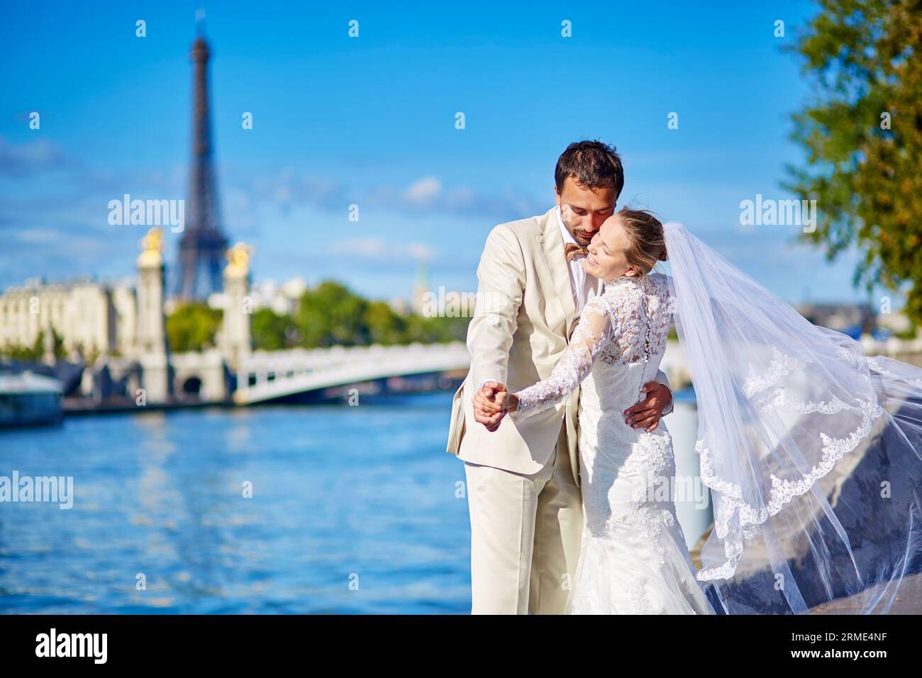 Beautiful just married couple in Paris near the Eiffel tower in Paris ...