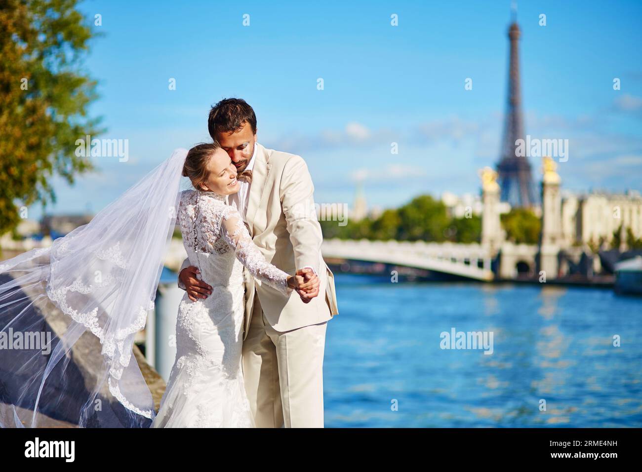 Beautiful just married couple in Paris near the Eiffel tower Stock ...