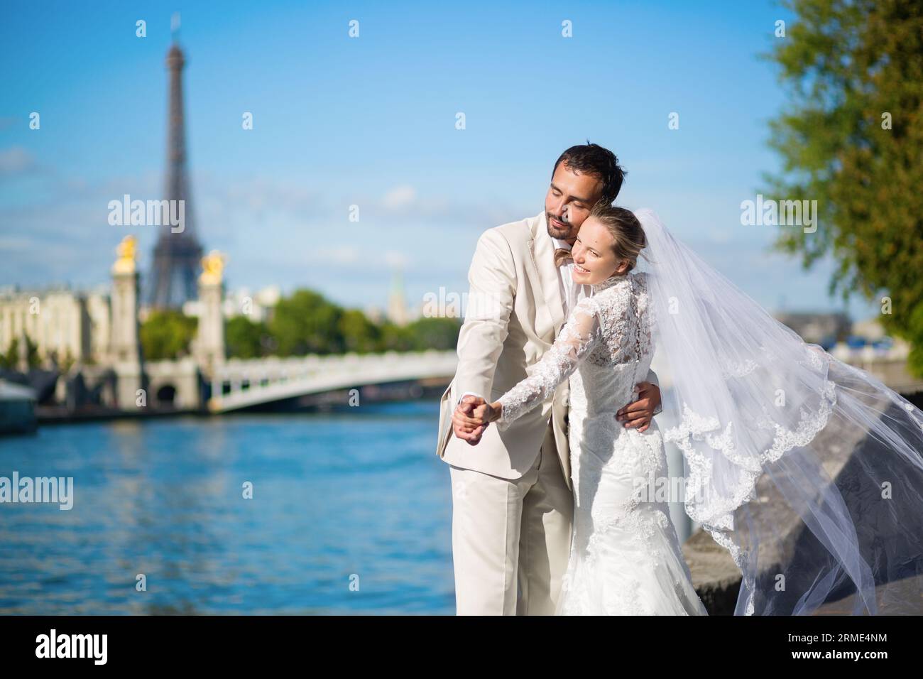 Beautiful just married couple in Paris near the Eiffel tower Stock ...