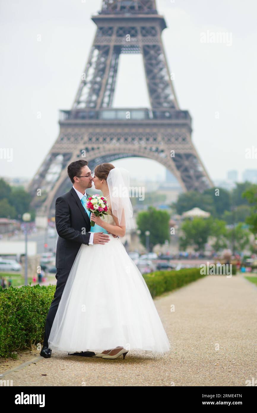 Beautiful just married couple in Paris near the Eiffel tower Stock ...
