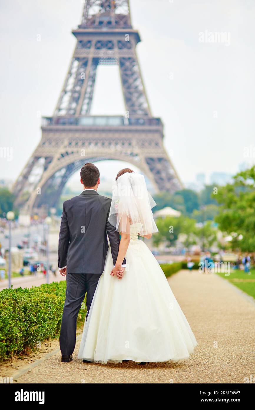 Beautiful just married couple in Paris near the Eiffel tower Stock ...