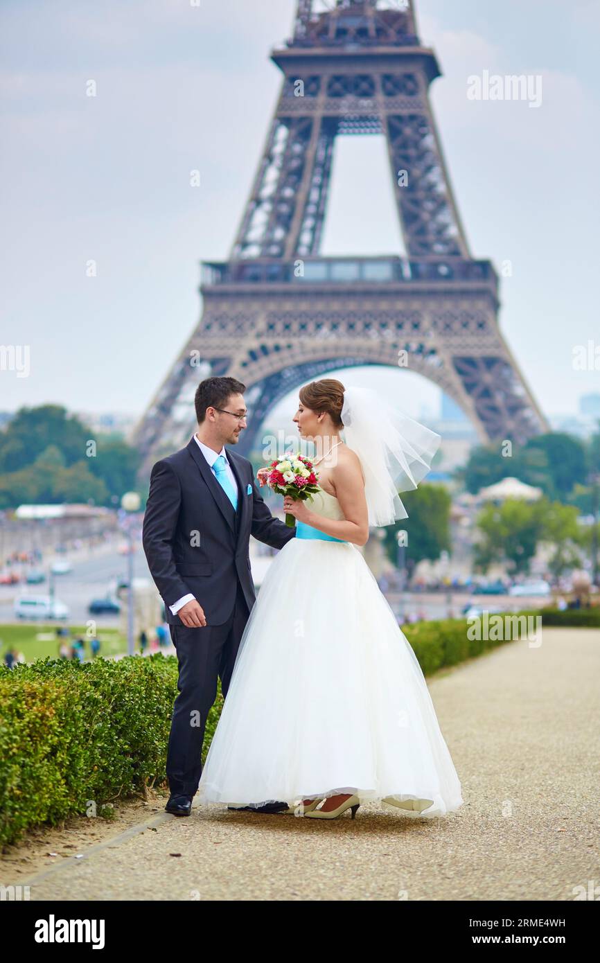 Beautiful just married couple in Paris near the Eiffel tower Stock ...