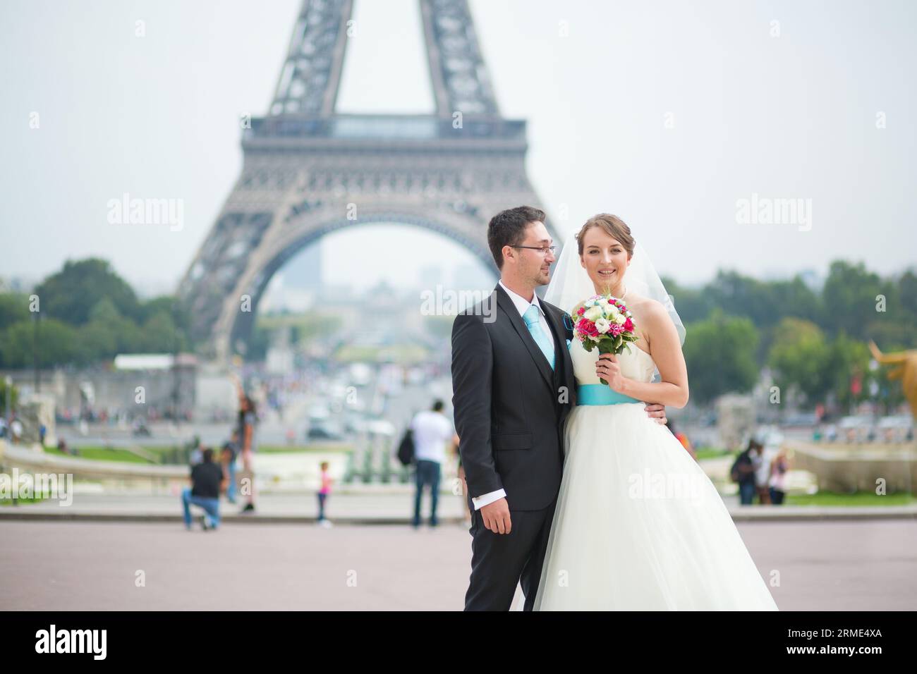 Beautiful just married couple in Paris near the Eiffel tower Stock ...