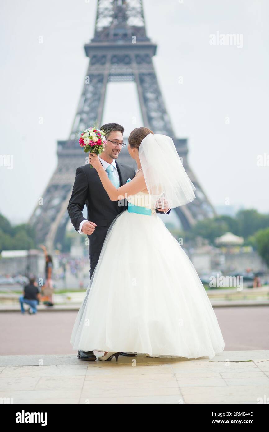 Beautiful just married couple in Paris near the Eiffel tower Stock ...