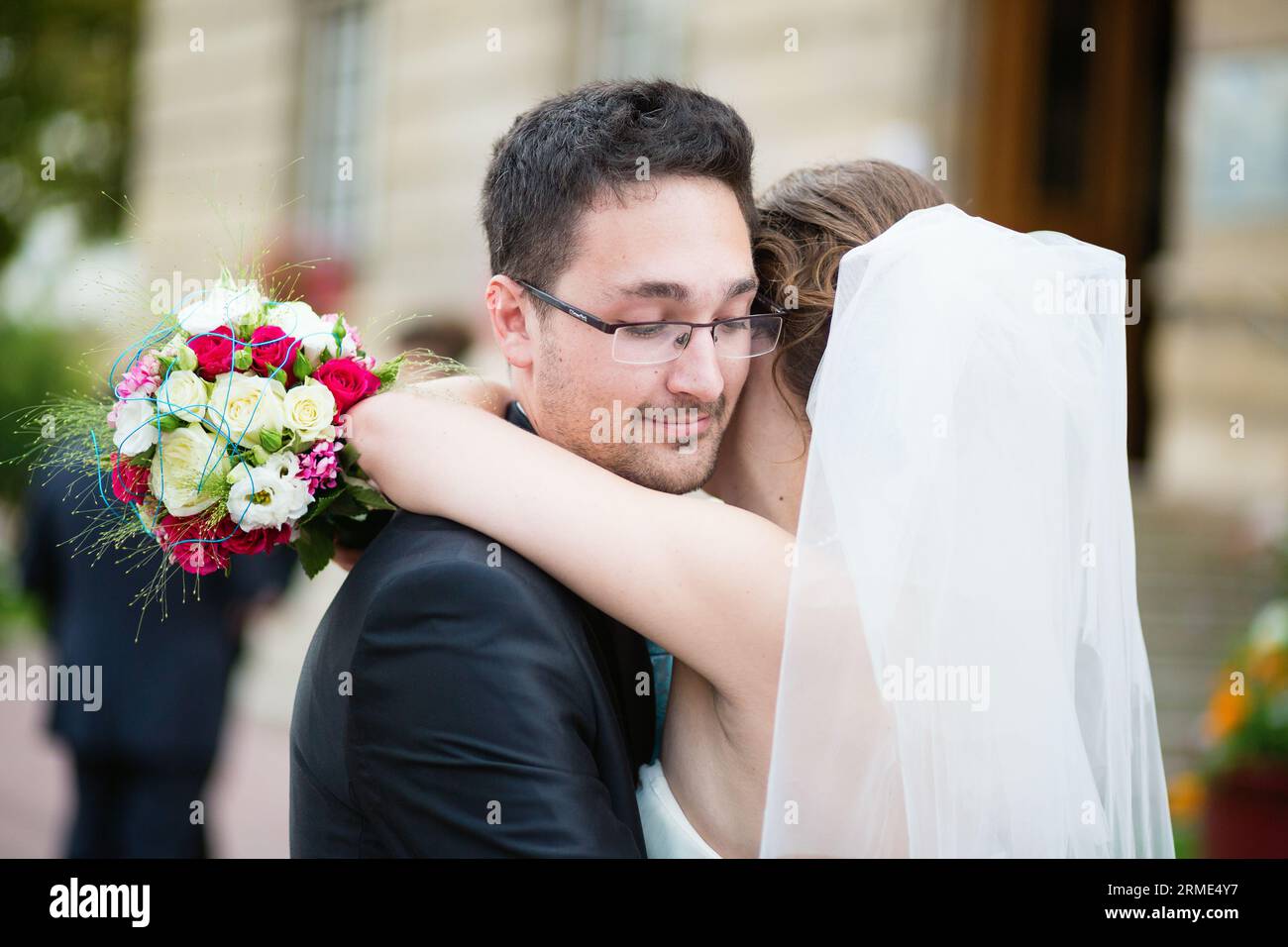 Young couple hugging in paris hi-res stock photography and images - Alamy