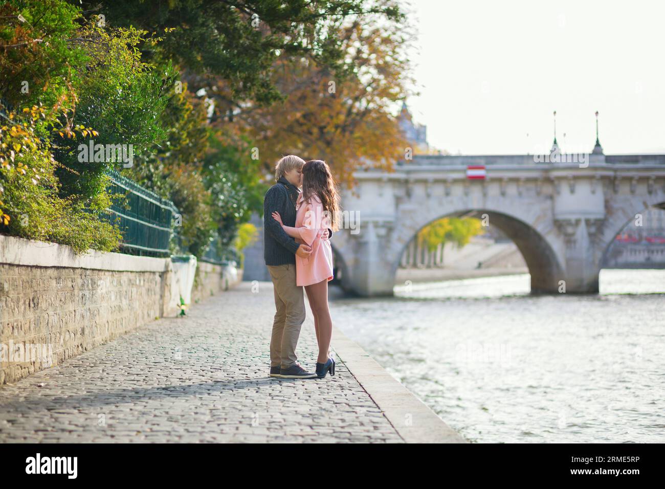 Romantic couple kiss river seine hi-res stock photography and images ...