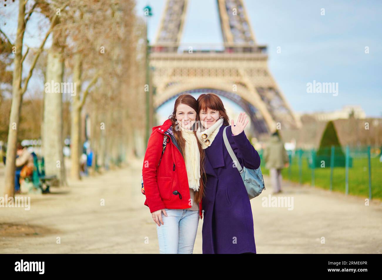 Girls in paris hi-res stock photography and images - Alamy