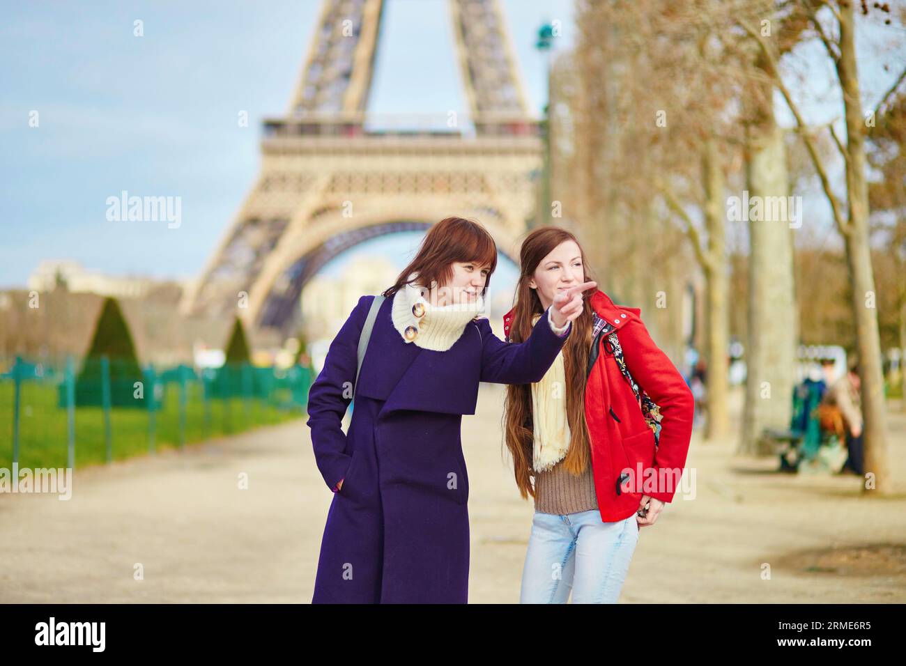 Girls in paris hi-res stock photography and images - Alamy