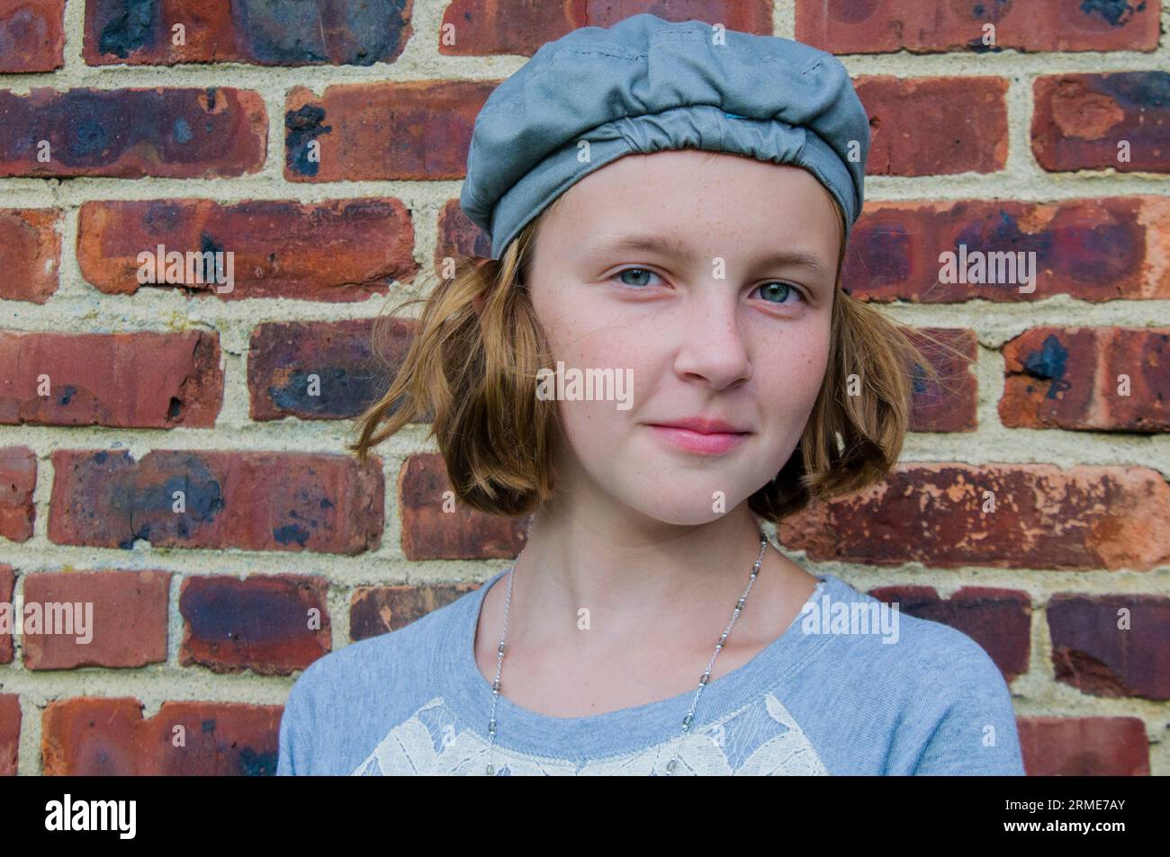 Portrait of a tween Skater girl Stock Photo - Alamy