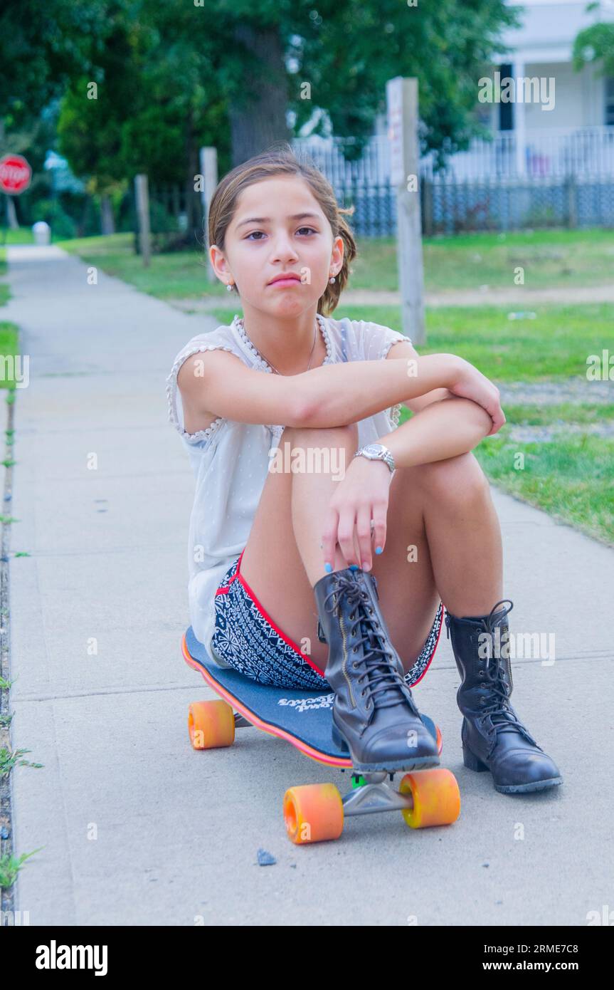 Portrait of a tween Skater girl Stock Photo - Alamy