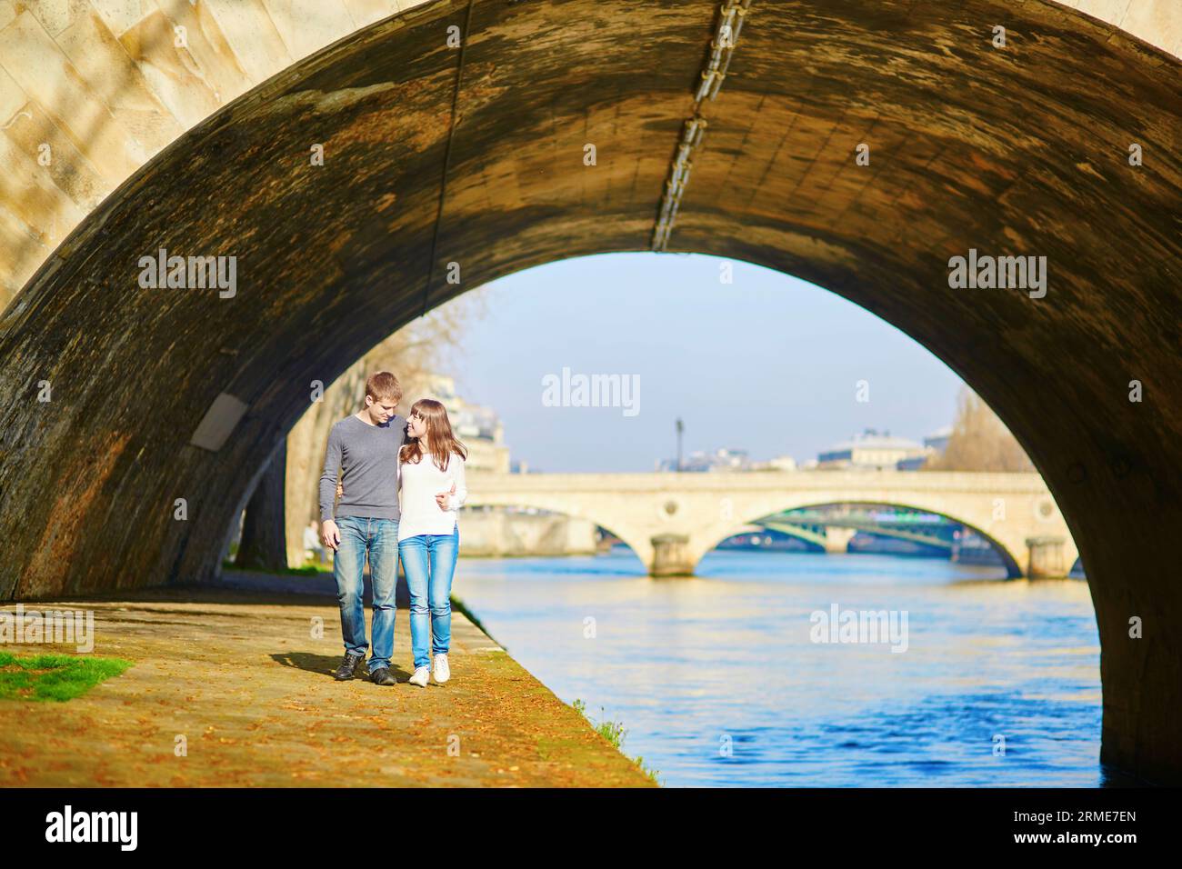 Romantic couple kiss river seine hi-res stock photography and images ...