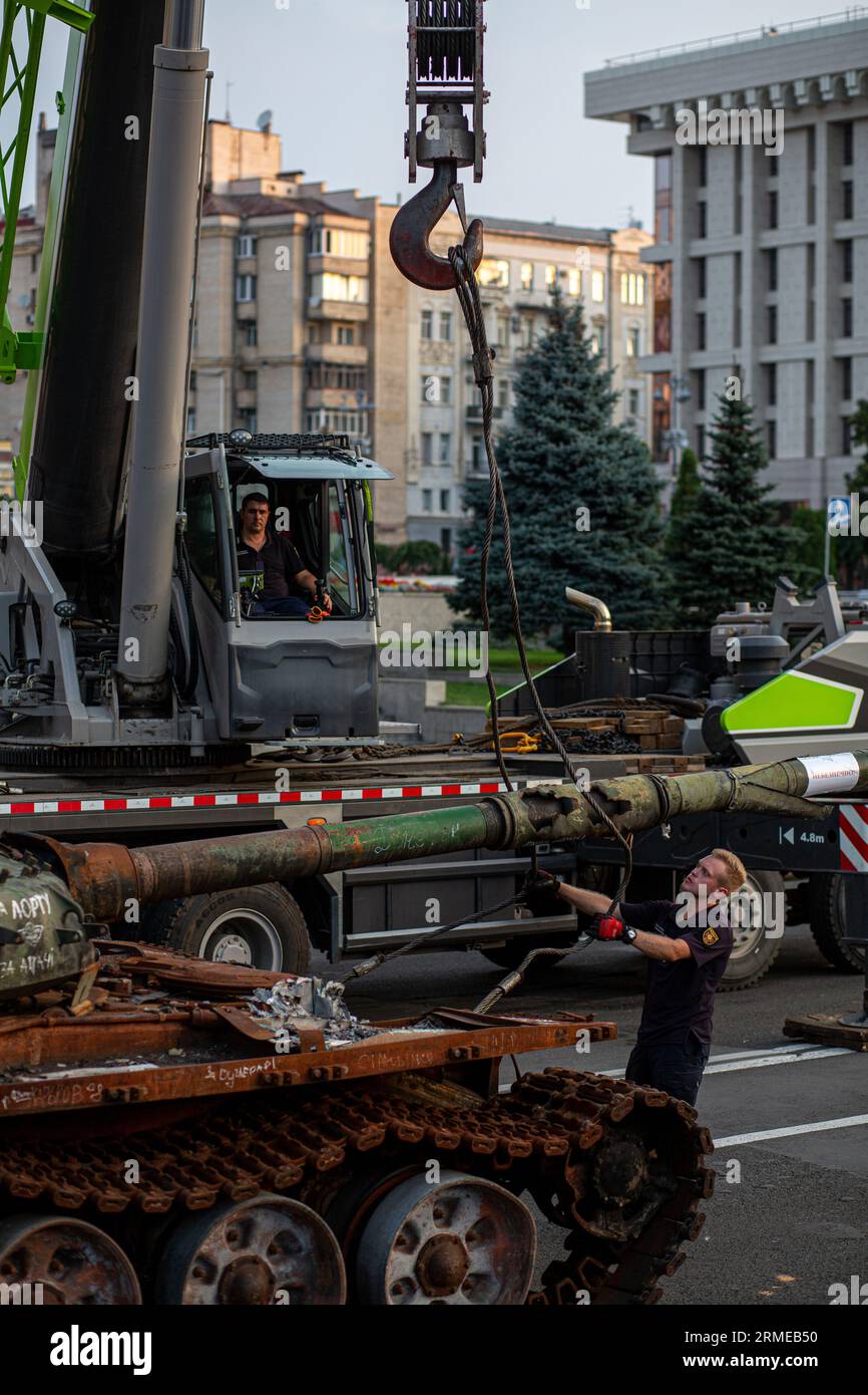 Worker fixing a tank to load it onto truck Stock Photo - Alamy