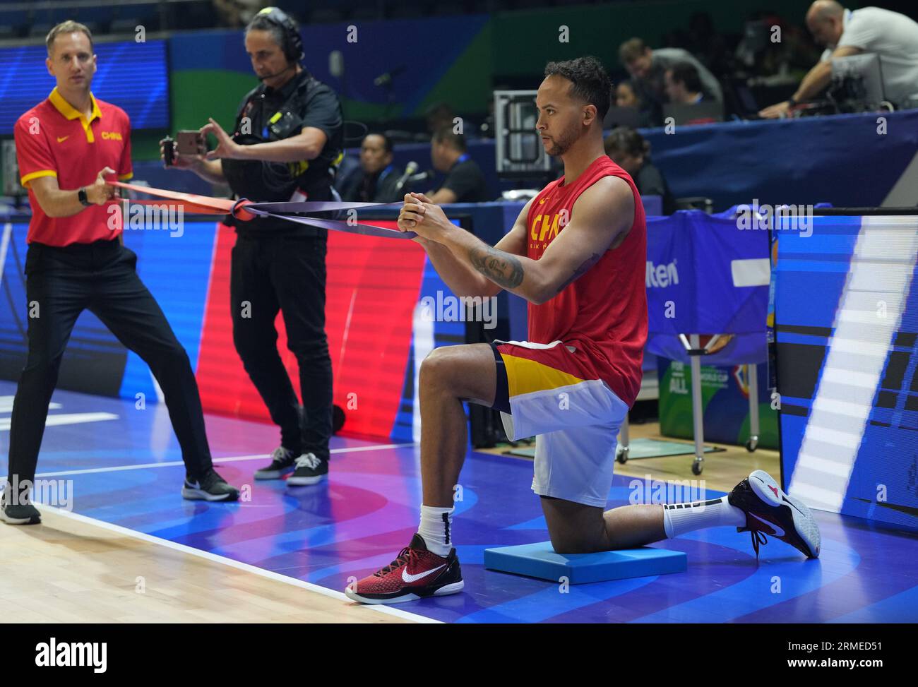 Manila, Philippines. 28th Aug, 2023. Li Kaier (R) of China warms up ...