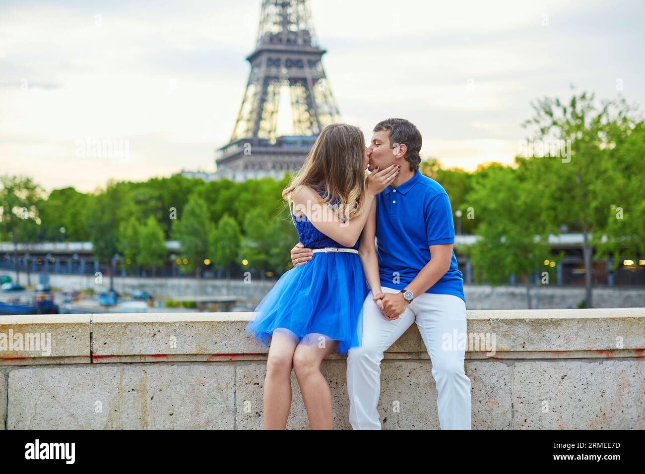 Beautiful young dating couple in Paris near the Eiffel tower Stock ...