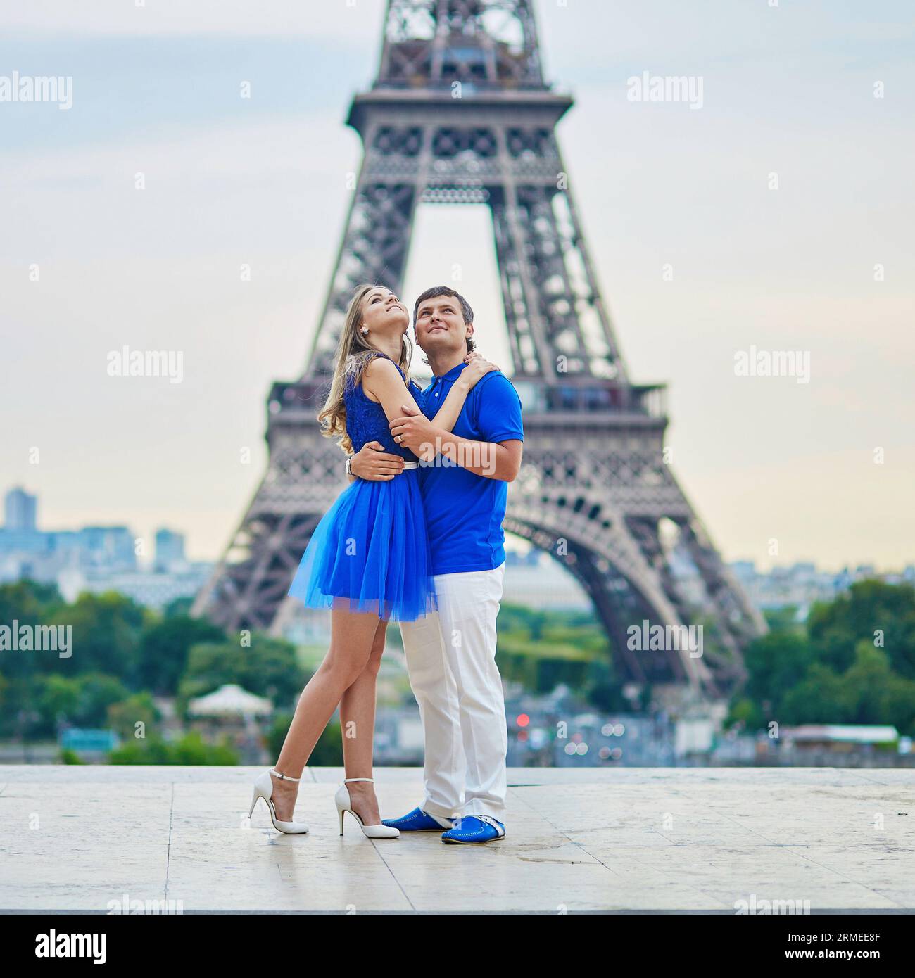 Romantic dating couple on Trocadero viewpoint in Paris, hugging, Eiffel ...