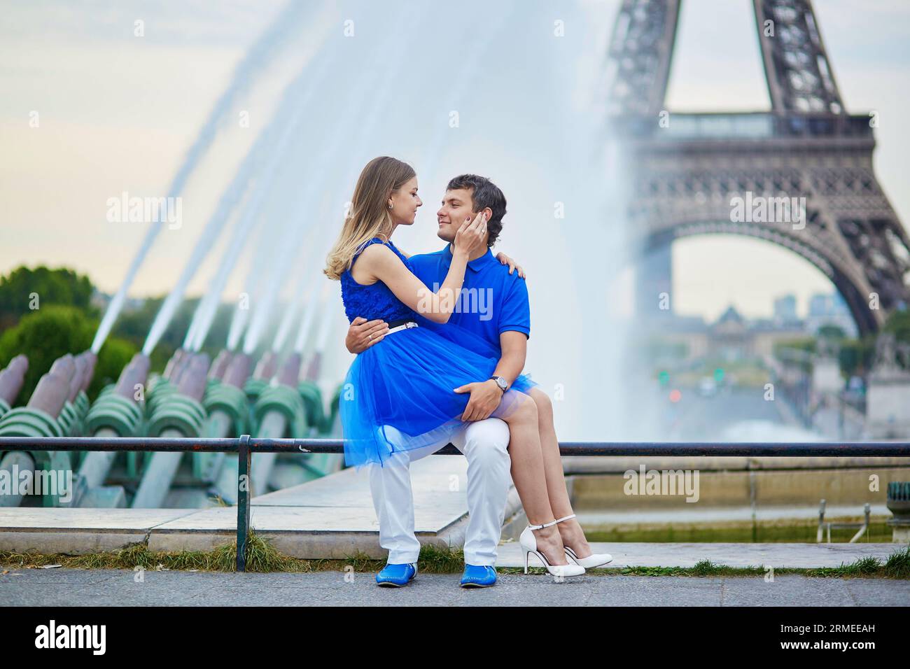 Couple hugging background paris france hi-res stock photography and ...