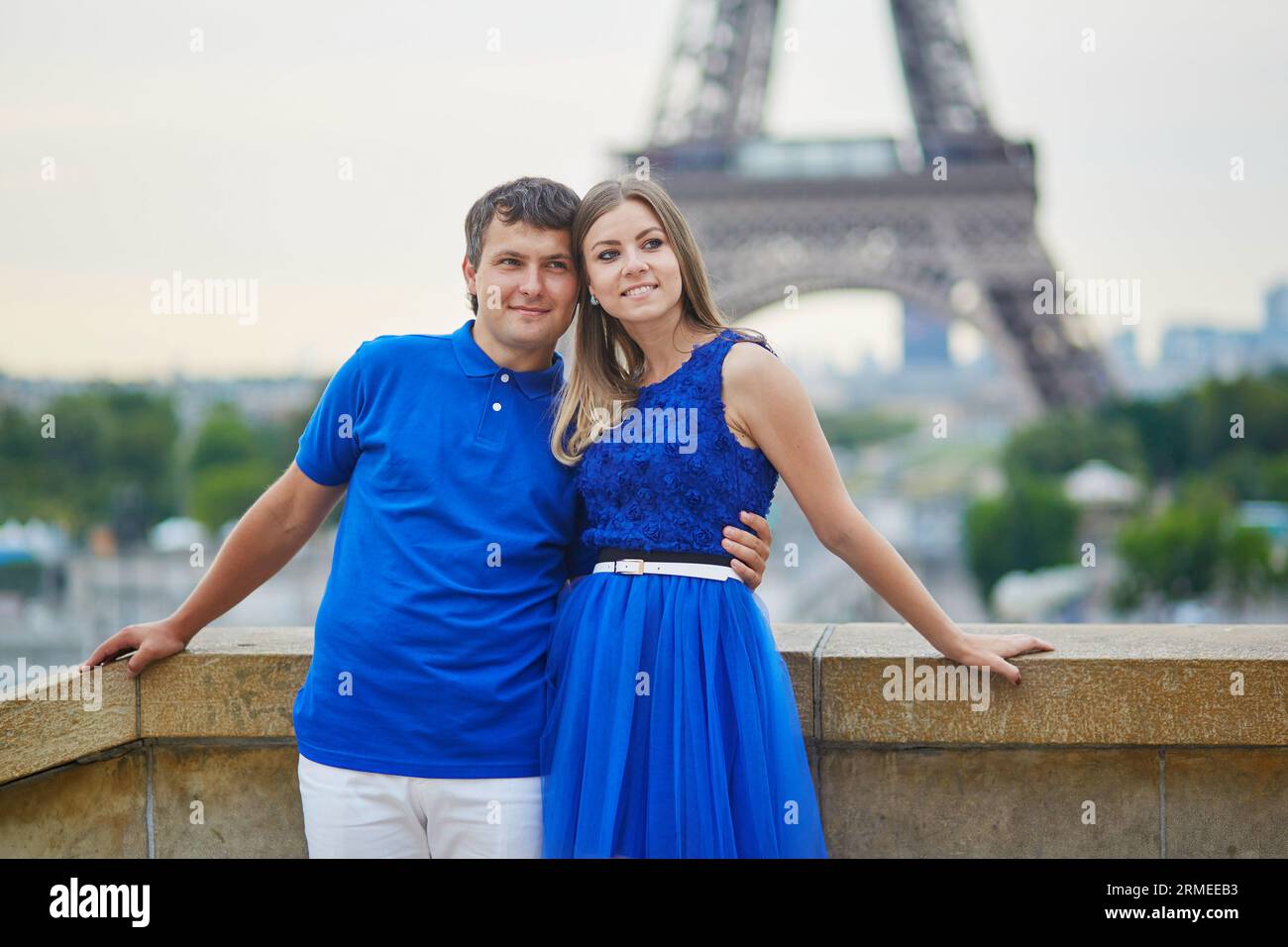 Romantic dating couple on Trocadero viewpoint in Paris, hugging, Eiffel ...