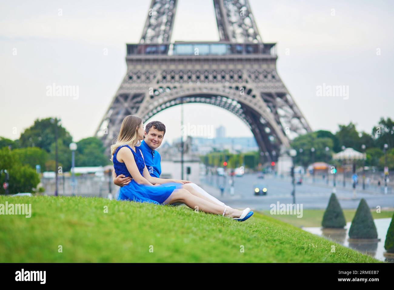 Couple hugging background paris france hi-res stock photography and ...