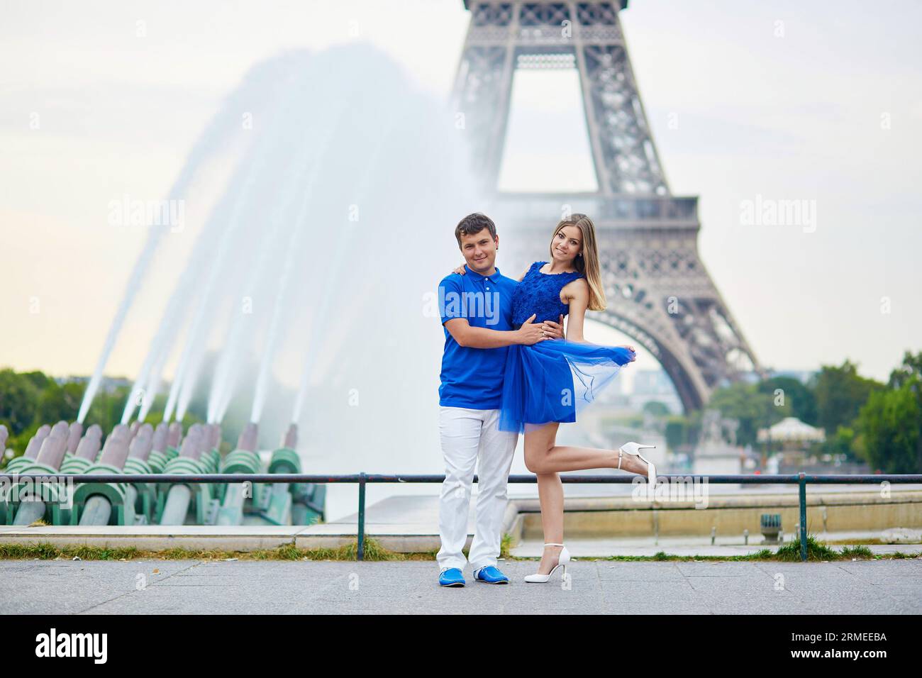 Couple hugging background paris france hi-res stock photography and ...