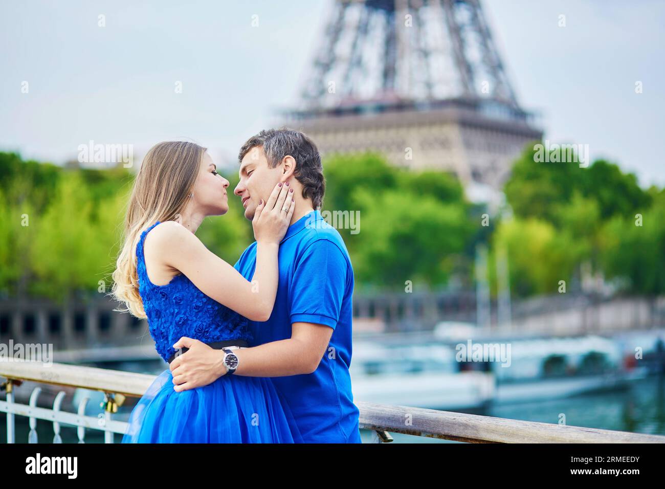 Beautiful young dating couple in Paris near the Eiffel tower Stock ...