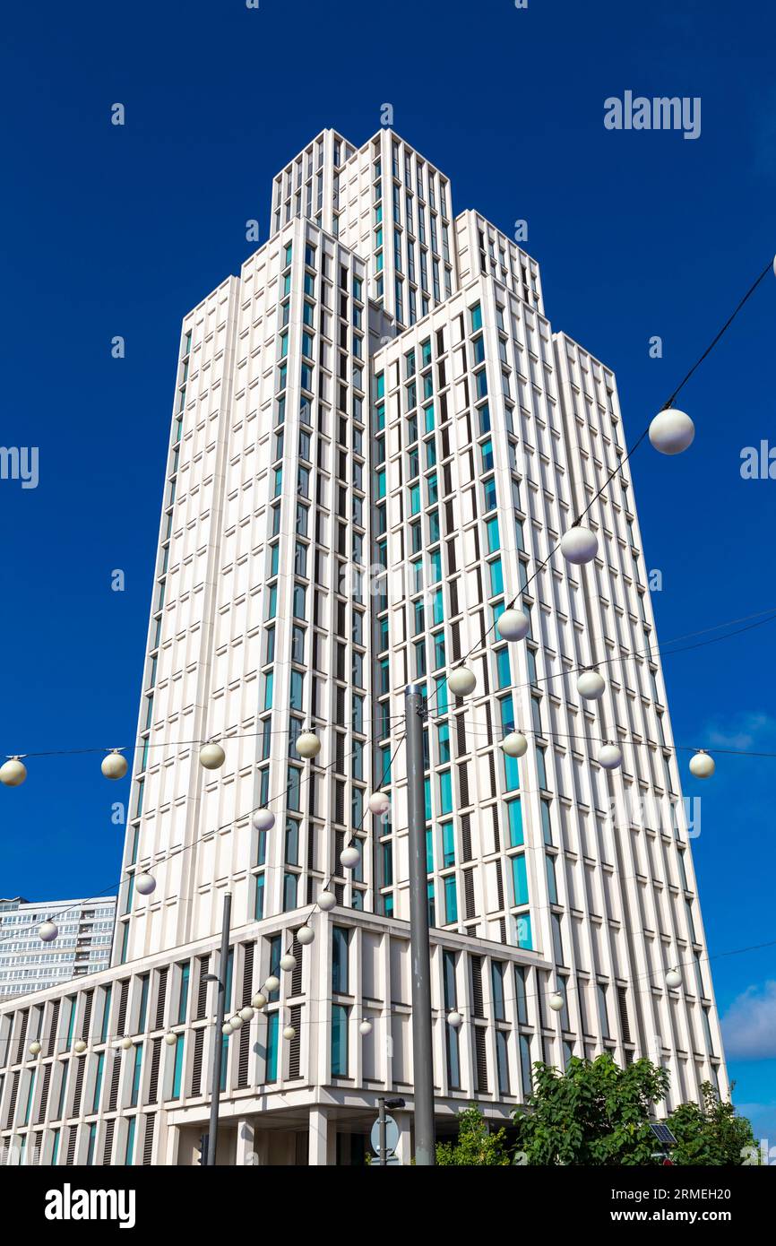 High street building hi-res stock photography and images - Alamy
