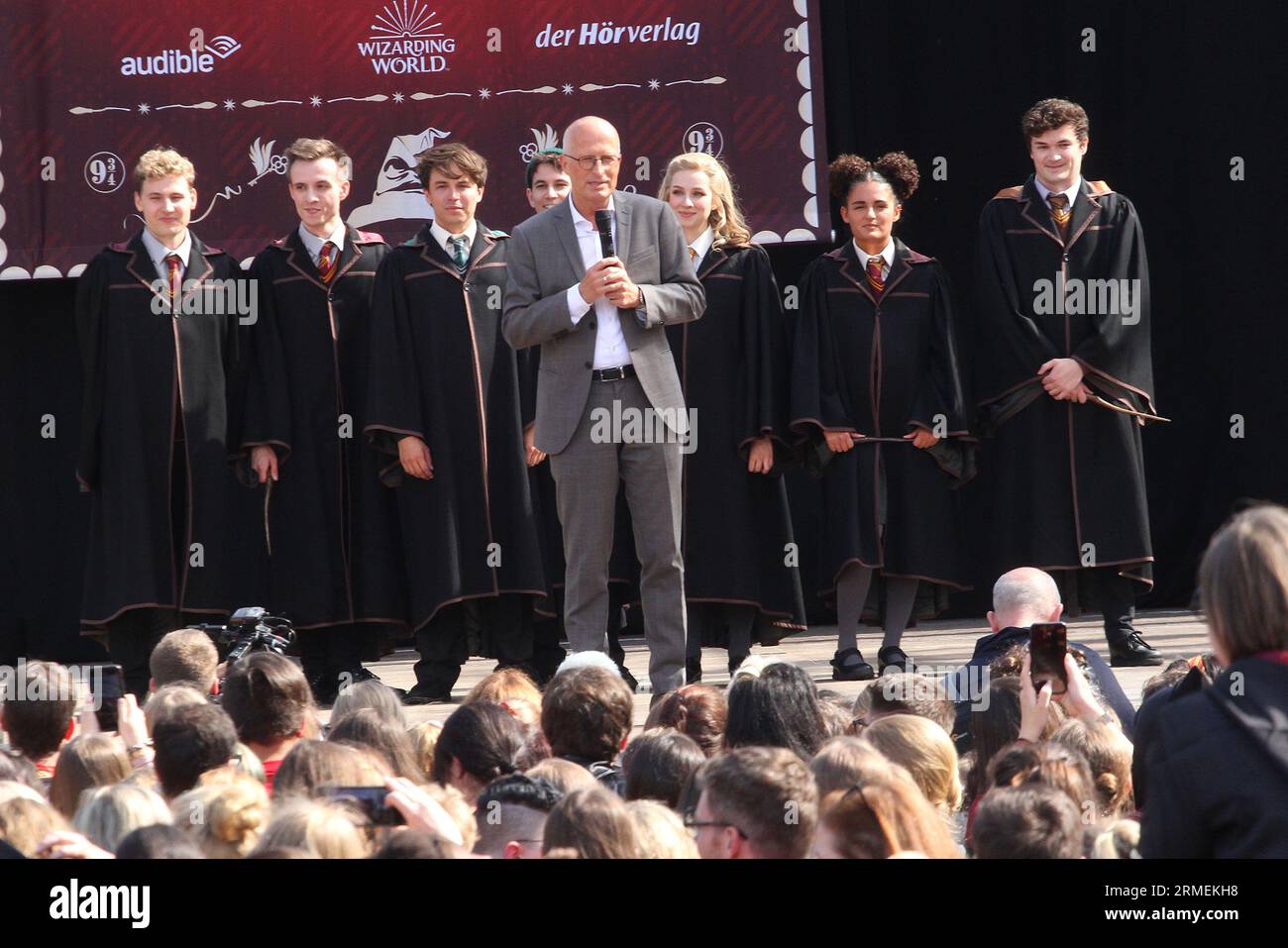 The First Mayor of Hamburg Peter Tschentscher welcomed more than 4000 ...