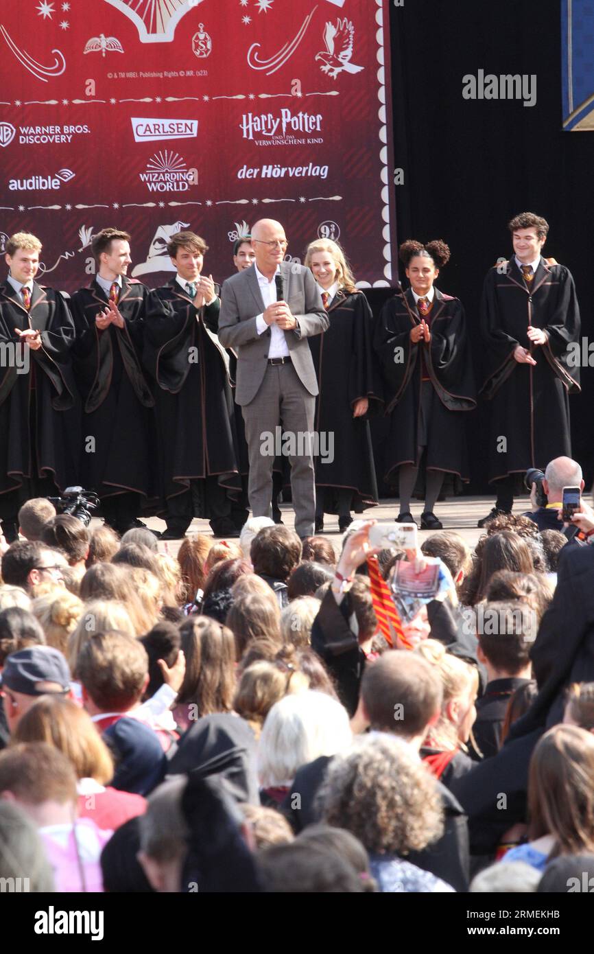 The First Mayor of Hamburg Peter Tschentscher welcomed more than 4000 ...