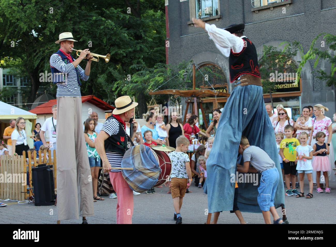 Performance stilt walkers in hi-res stock photography and images - Alamy