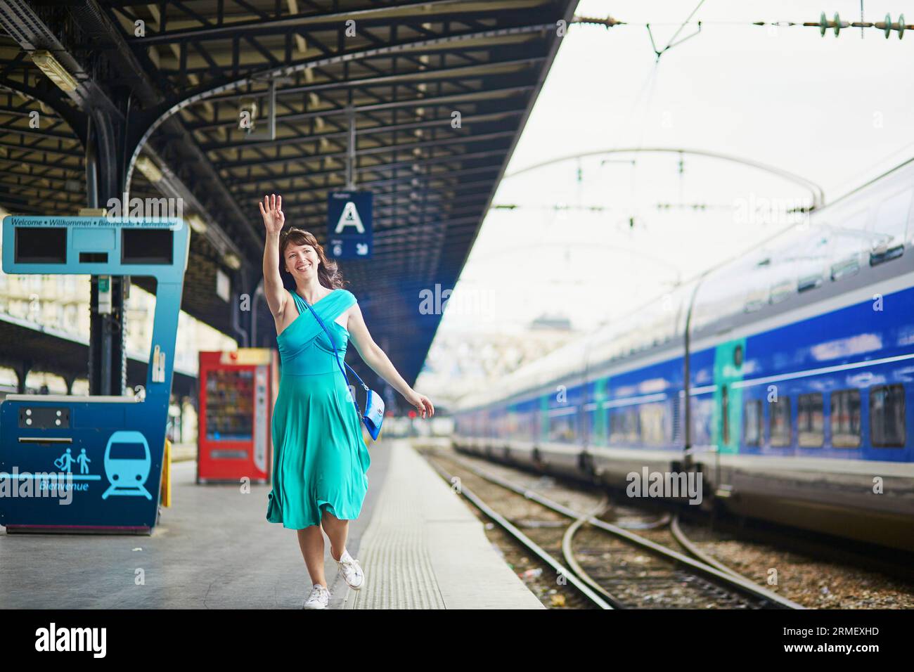 Commuter running for train hi-res stock photography and images - Alamy