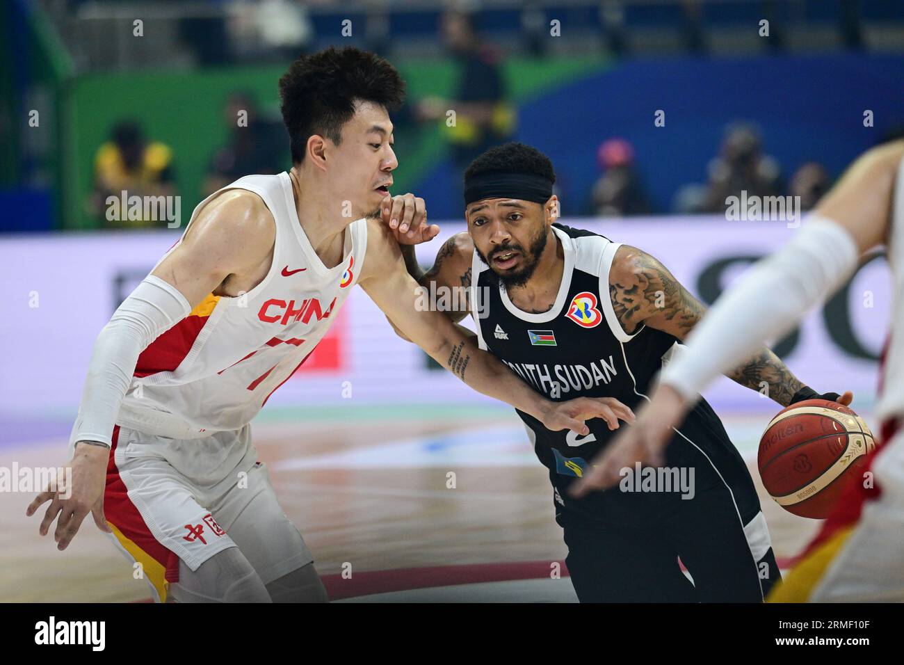 Quezon, Philippines. 28th Aug, 2023. Zhenlin Zhang (L) of China men ...