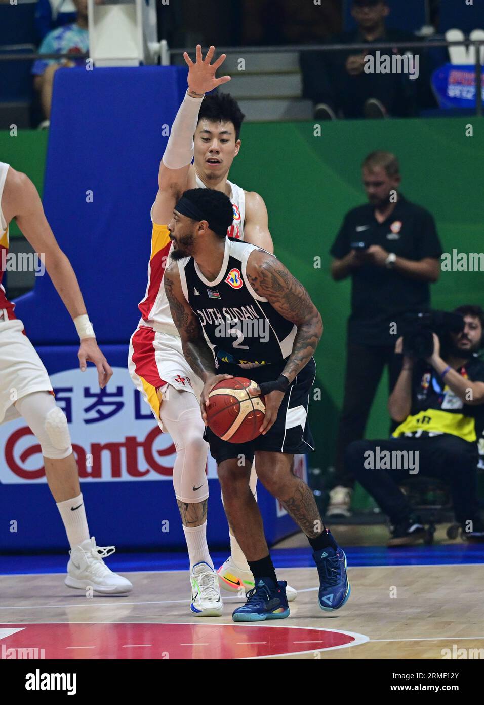 Quezon, Philippines. 28th Aug, 2023. Zhenlin Zhang (L) of China men ...