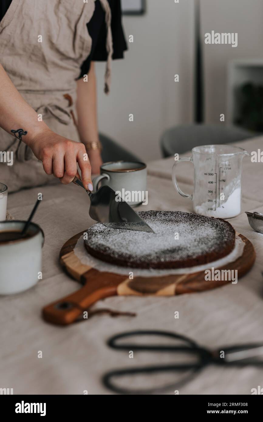 Lady cutting cake icing hi-res stock photography and images - Alamy