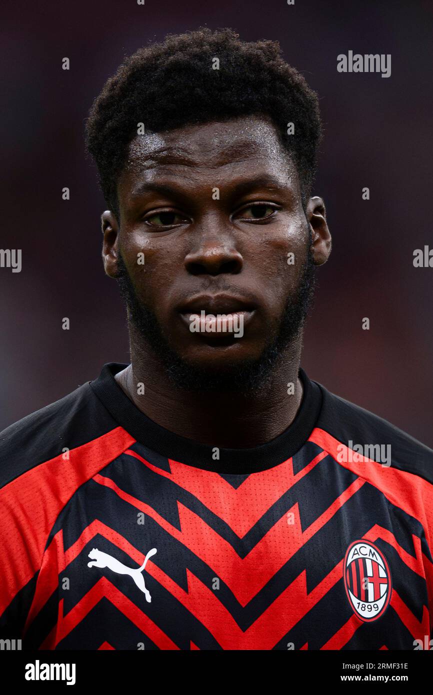 Yunus Musah of AC Milan looks on during warm up prior to the Serie A ...
