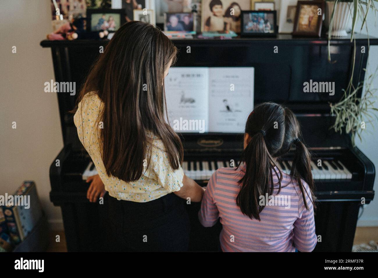 Sisters playing piano together hi-res stock photography and images - Alamy
