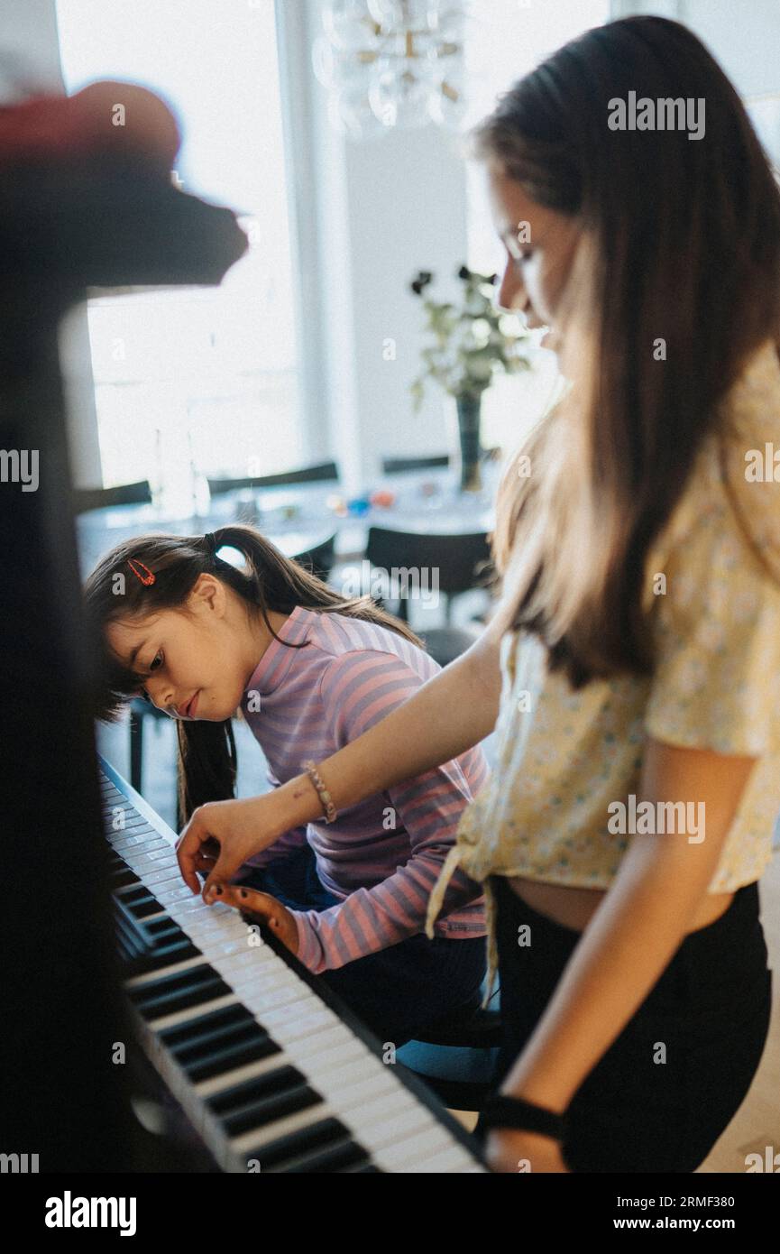 Sisters playing piano together hi-res stock photography and images - Alamy