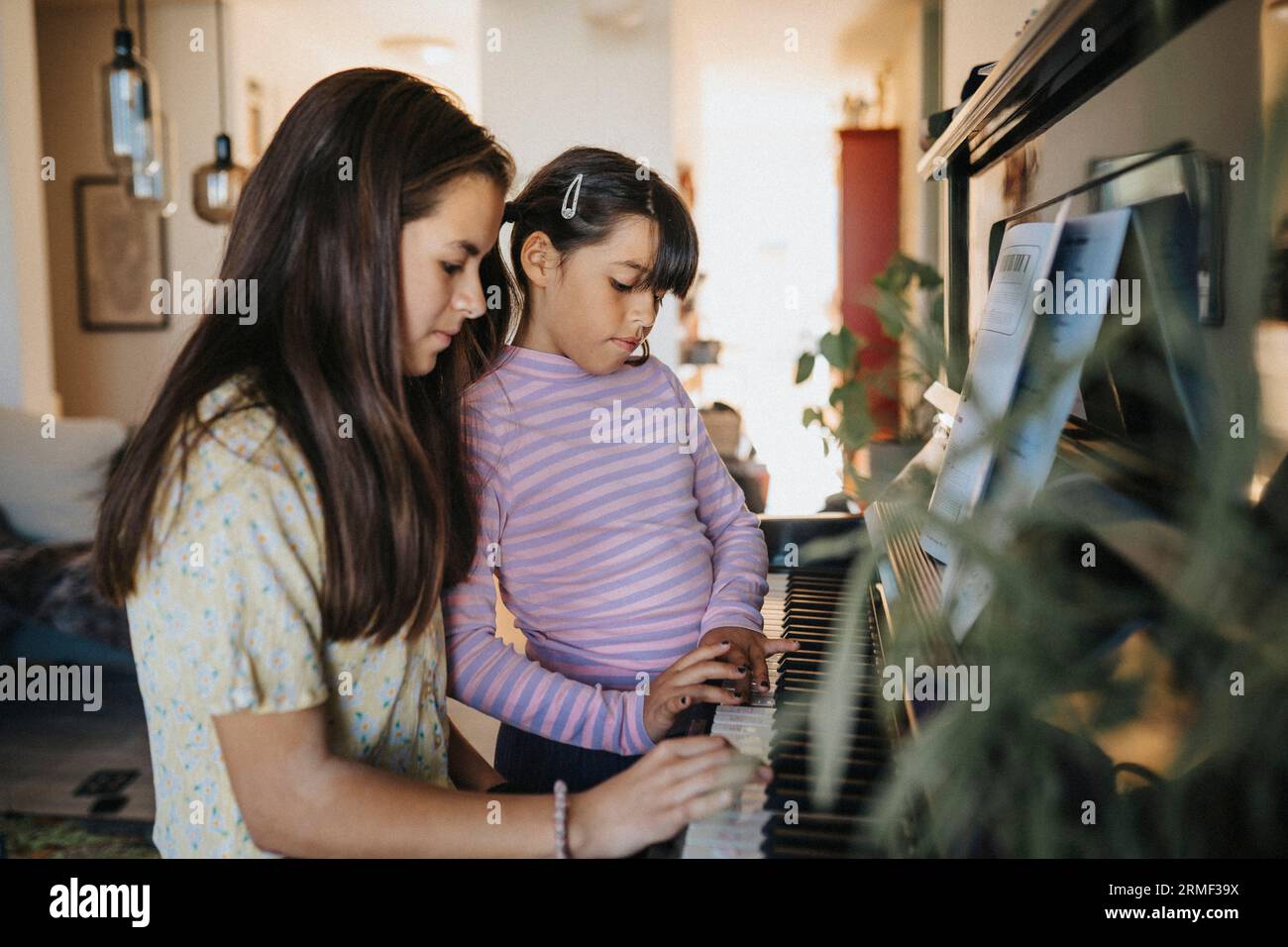 Sisters playing piano together hi-res stock photography and images - Alamy
