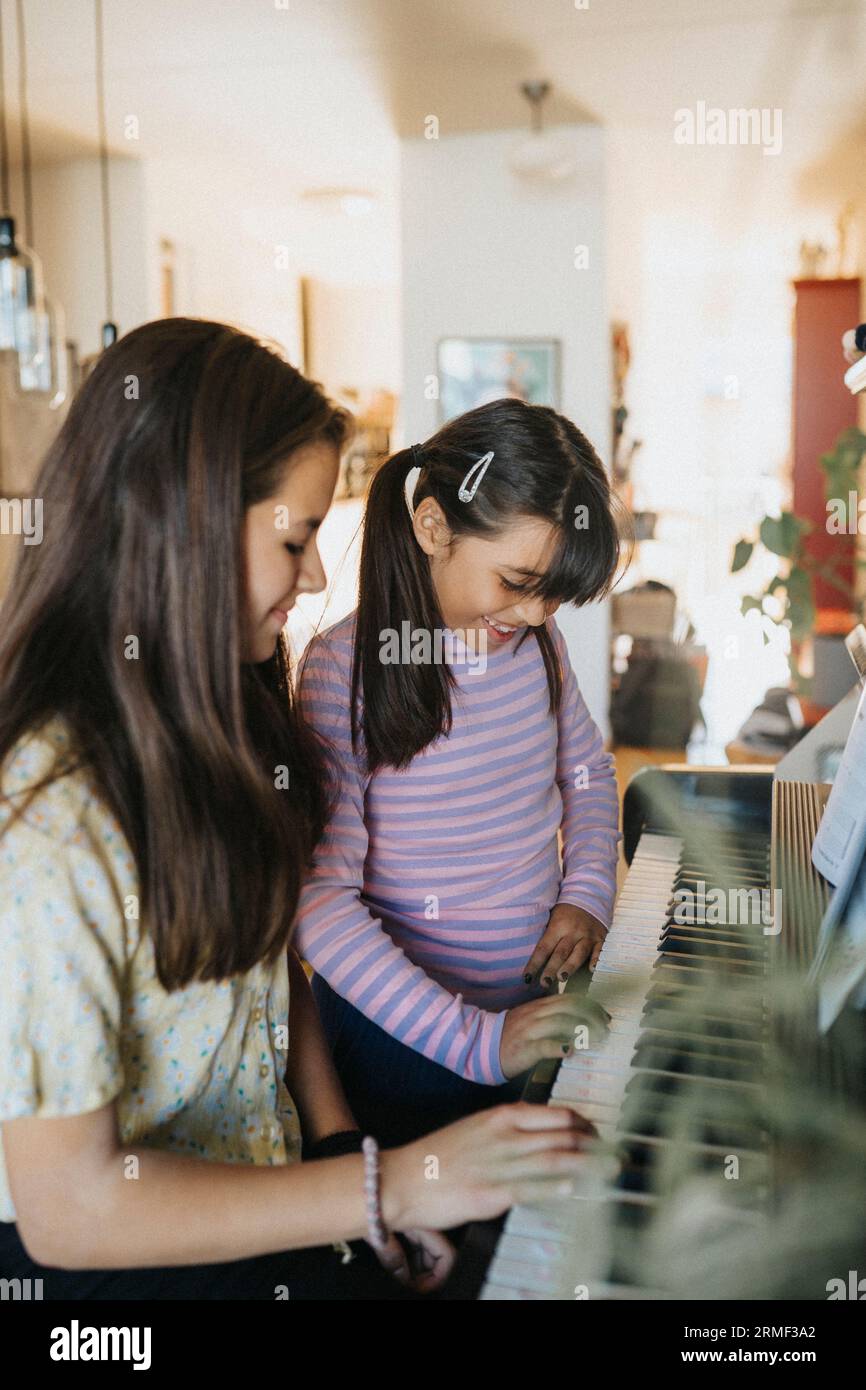 Sisters playing piano together hi-res stock photography and images - Alamy